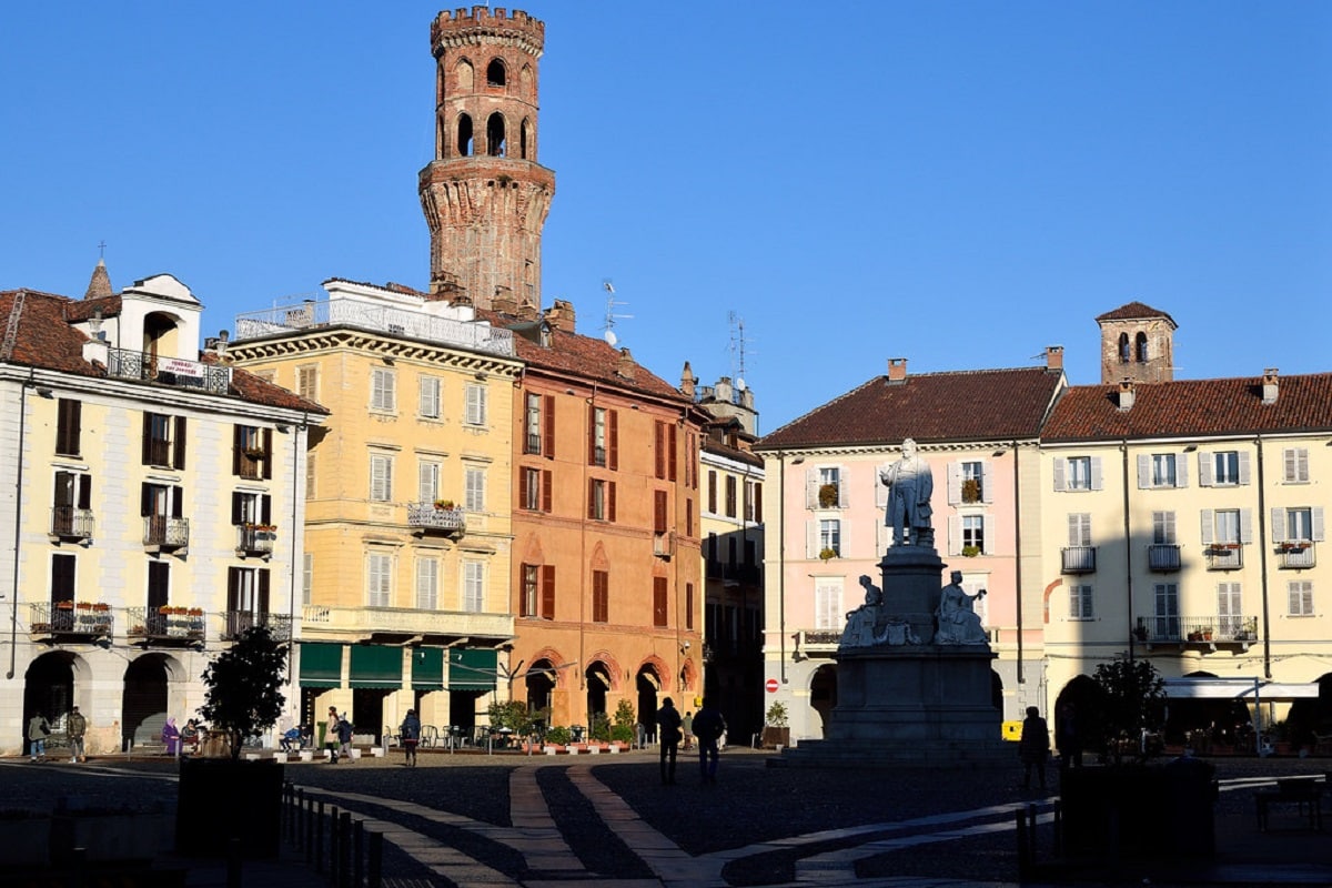 Explore a rica história e locais de arte em Vercelli, em Piemonte ...